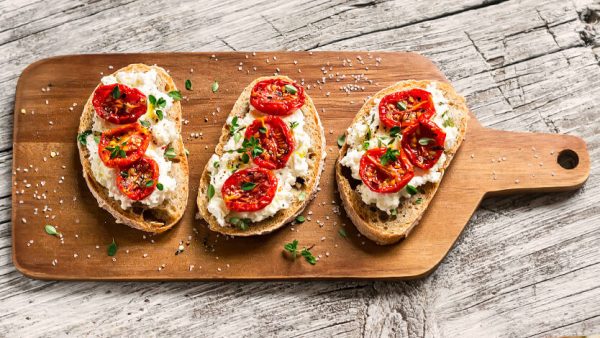 Tostadas con queso fresco de cabra y tomates secos - Duman Quesos